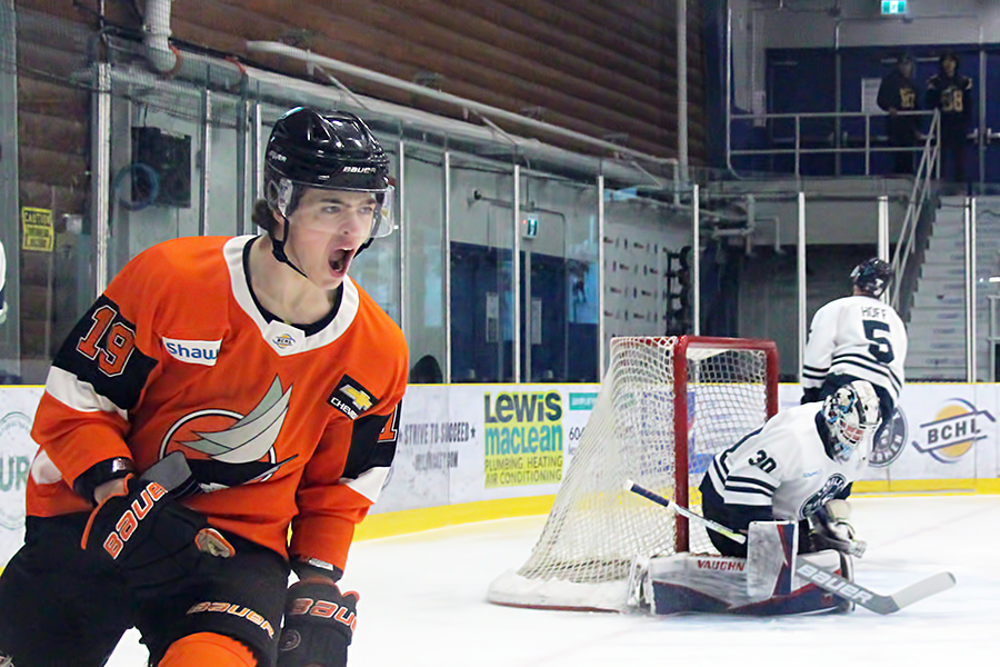 Clippers Hold On to Defeat the Langley Rivermen 5-3. | Nanaimo Clippers